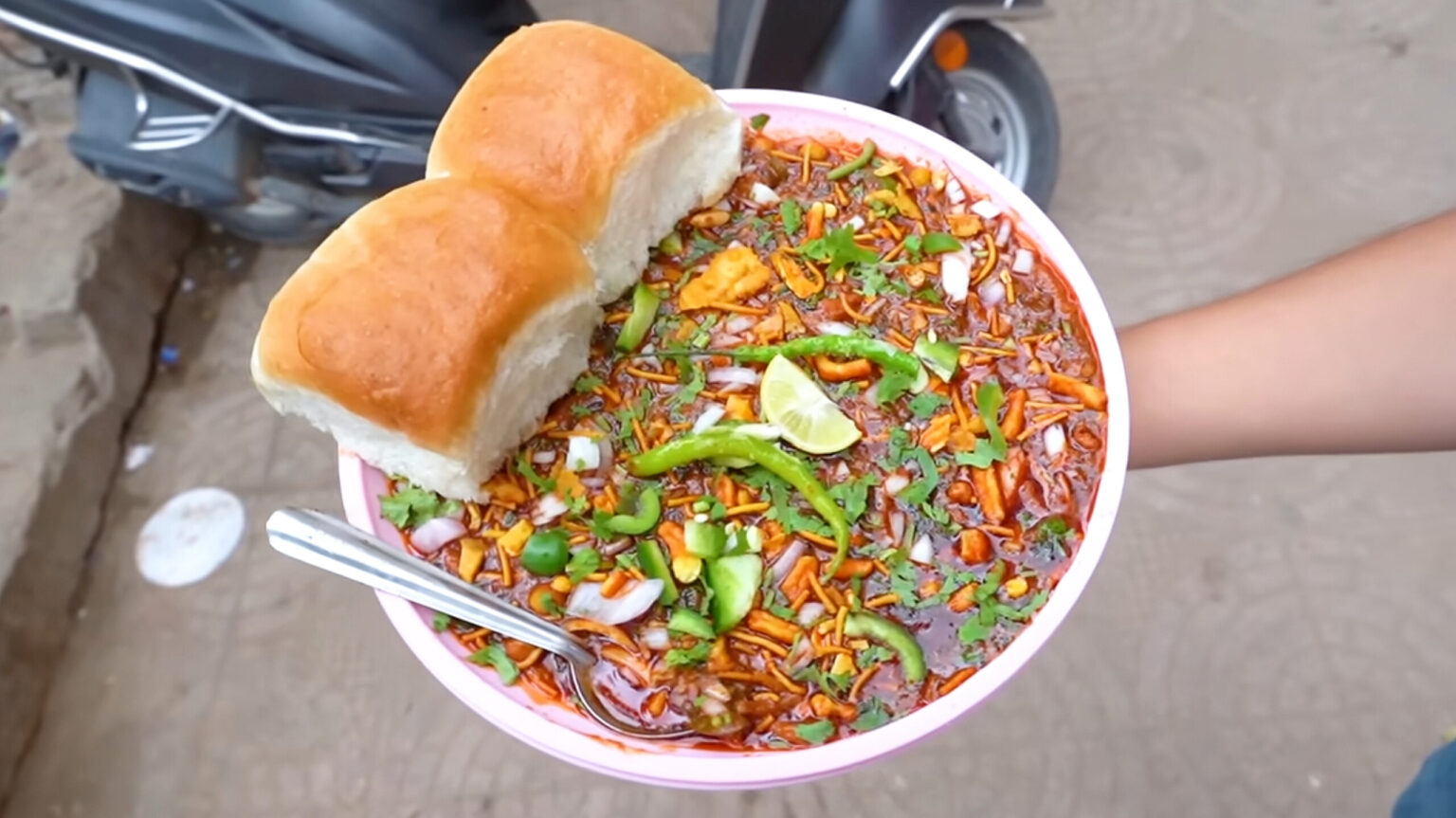 Top 12 Must-Try Street Foods in Ahmedabad (2025 Guide) - India Eat Mania